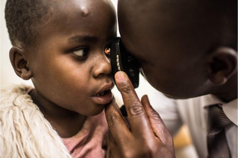 In pictures: Criscent Bwambale sees for the first time in Uganda - BBC News