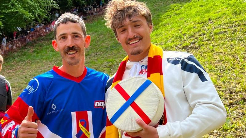 Cheese rolling race: Hundreds compete in Coopers Hill event - BBC News