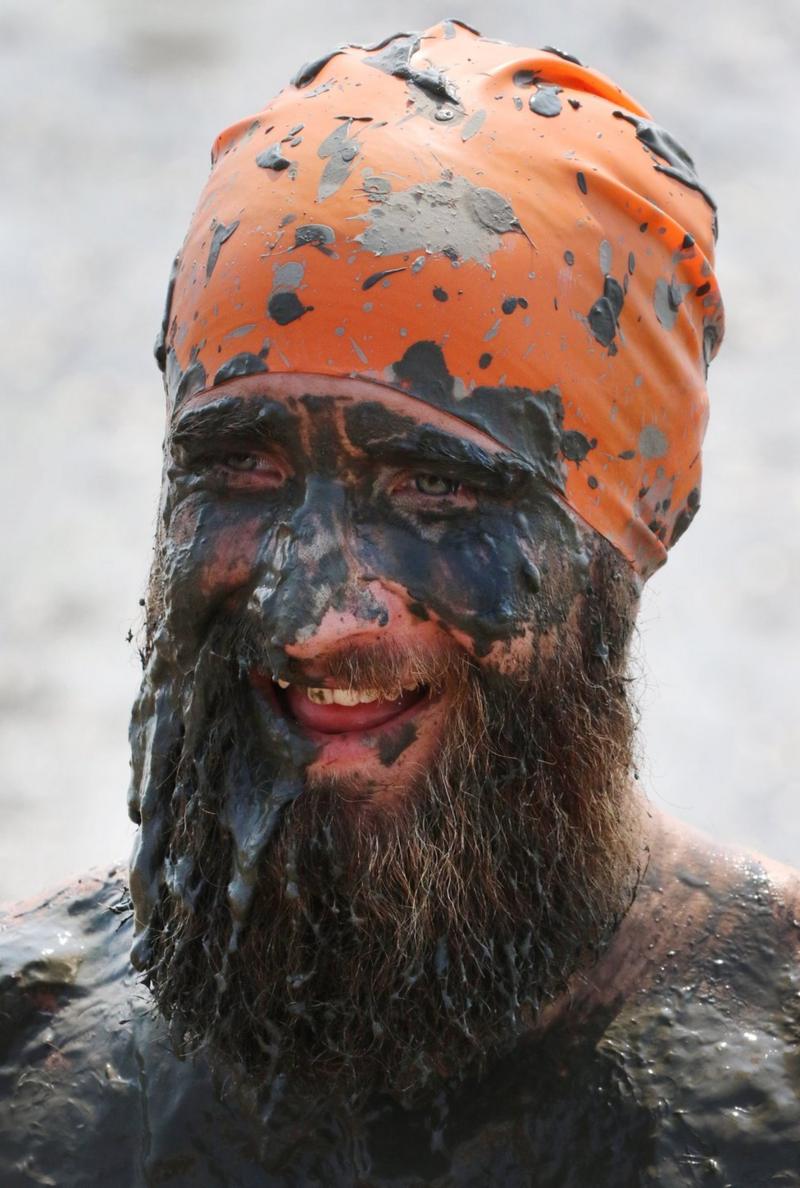 Germany Mud Olympics: Competitors get caked at annual event - BBC News