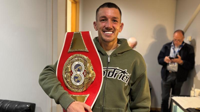 Telford boxer Liam Davies' hopes after 'rollercoaster' year - BBC News
