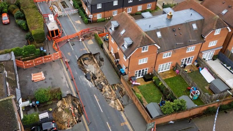 Godstone sinkhole: Families set to return home after evacuation - BBC News