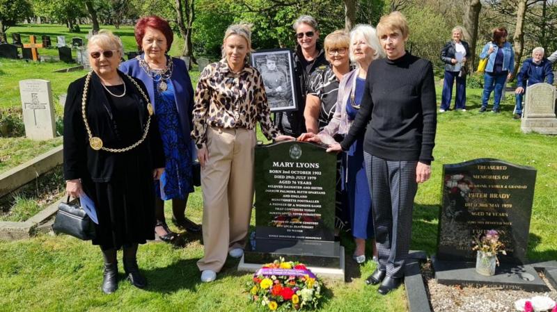 Headstone honours 'forgotten' Jarrow football star Mary Lyons - BBC News