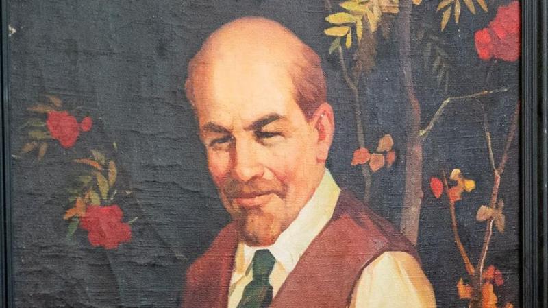 Life-size Lenin portrait among Soviet Union art up for auction - BBC News
