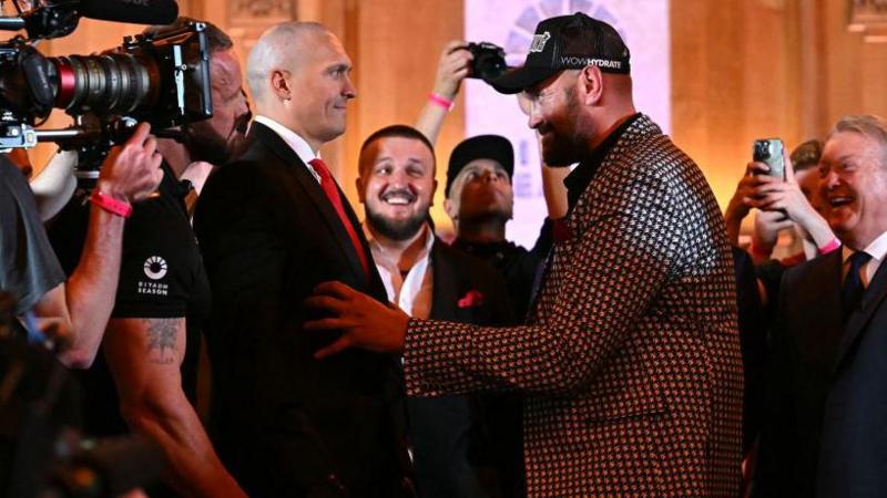 Usyk vs Fury: 'Hitman' Oleksandr Usyk asks Tyson Fury to sign picture ...