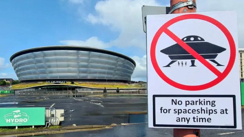 A Sign Of Humour: The mystery behind Glasgow's fake street signs - BBC News