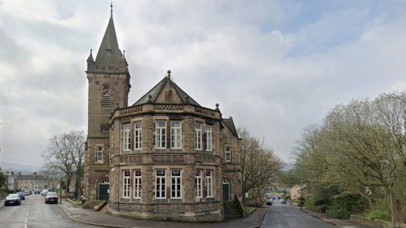 Building work at Glossop's Victoria Hall 'to double capacity' - BBC News