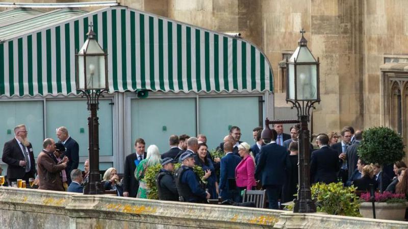 What are Parliament's bars really like? - BBC News