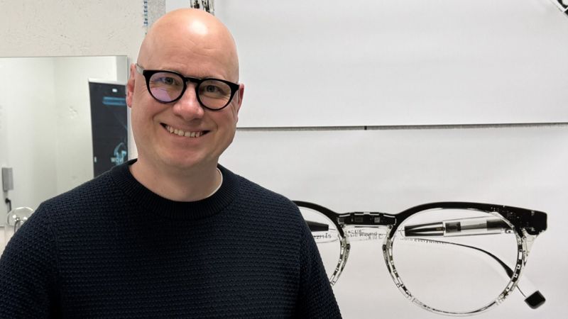 'Autofocus' specs promise sharp vision, near or far - BBC News