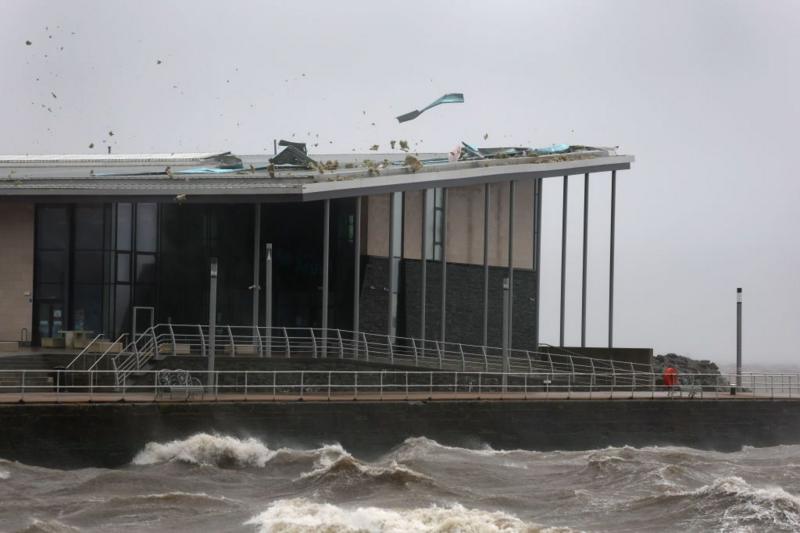 Drivers injured and power cuts as Storm Éowyn hits Scotland - BBC News