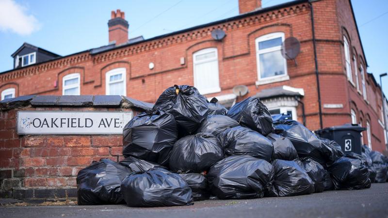 Residents protest and call for end to Birmingham bin strike - BBC News