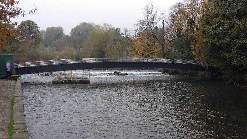 Bakewell bridge reopens after love locks removal - BBC News