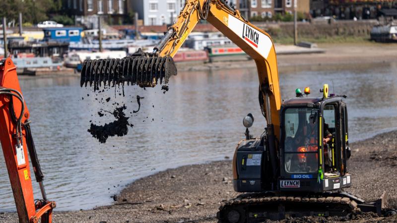 Hammersmith Bridge 'wet wipe island' cleared from Thames - BBC News