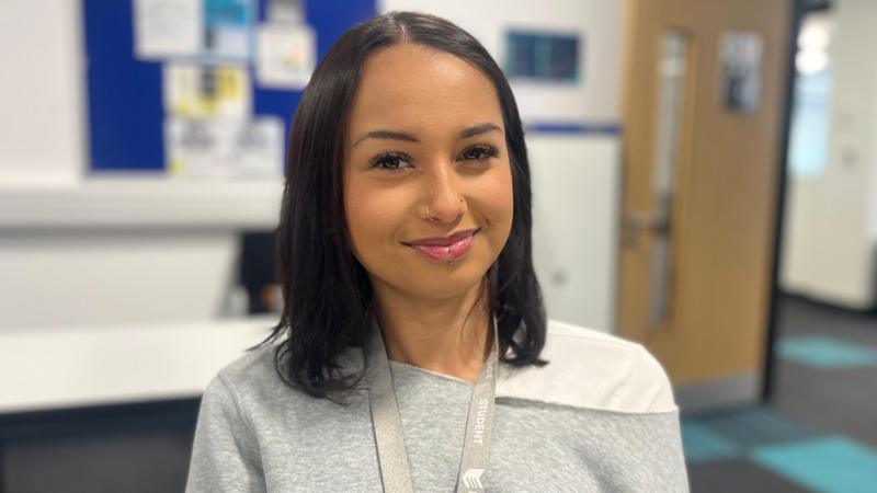 Nottingham College helps students with phone call phobia - BBC News