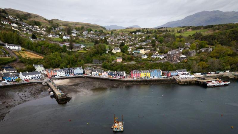 Power restored to homes after strong winds hit Scotland - BBC News