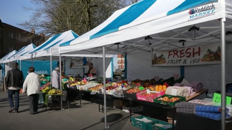 Redditch outdoor market returns for first time since 2020 - BBC News