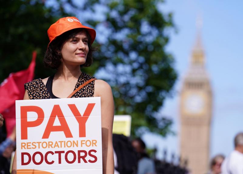 NHS: Junior doctors in England agree a deal to end strikes - BBC Newsround