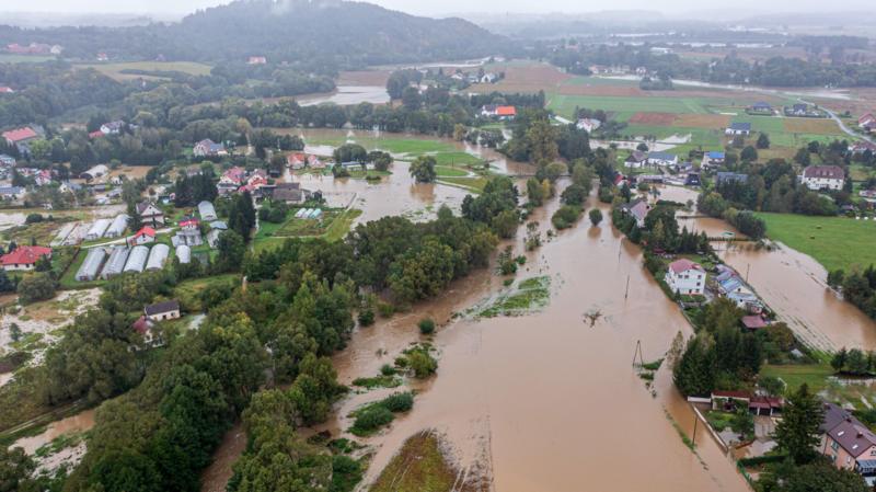 Central Europe floods: Rush to shore up flood defences as more killed ...