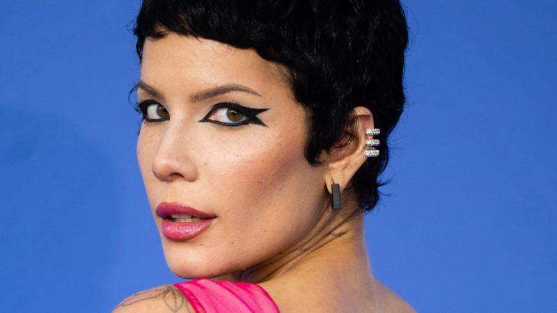 Singer Halsey 'lucky to be alive' after health struggles - BBC News