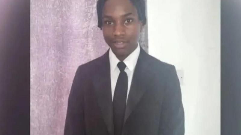 Teenage twins jailed after 16-year-old Luton boy killed - BBC News