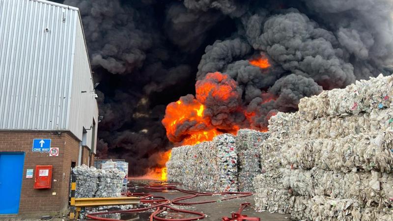Major Rushden warehouse fire tackled by crews - BBC News