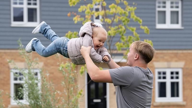 Young dad stereotypes tackled by Gateshead postcard campaign - BBC News