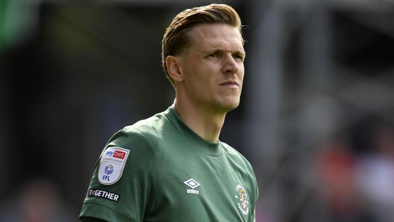 Thomas Kaminski: Luton keeper hopes to play despite father's death ...