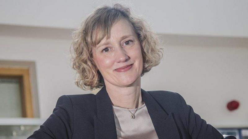 Comisiynydd y Gymraeg i ganolbwyntio ar bobl ifanc, iechyd a'r gweithle ...