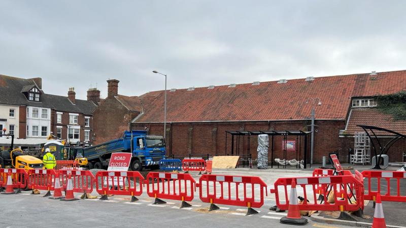 £750k Cromer bus station work delayed by four weeks - BBC News
