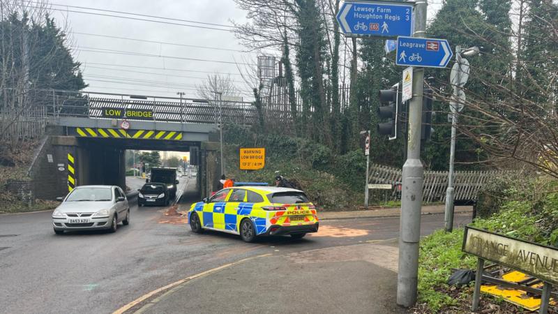Van driver dies after colliding with wall in Luton - BBC News
