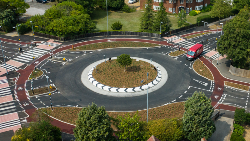 Video guide made for Hemel Hempstead's 'Dutch-style' roundabout - BBC News