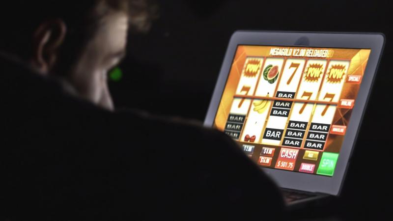 Gambling slots online to be limited to £5 per spin - BBC News