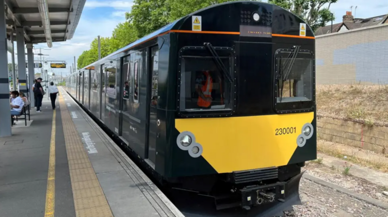 Battery-powered GWR train breaks distance record from Reading - BBC News