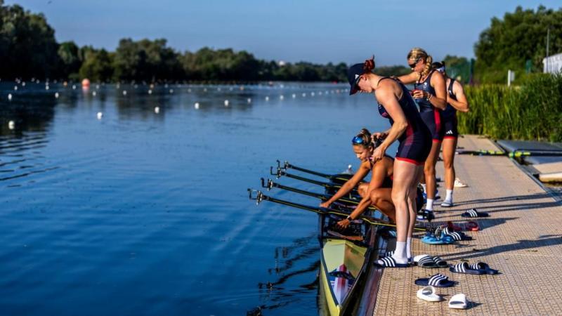 Woman who started rowing at University of Northampton wins gold - BBC News