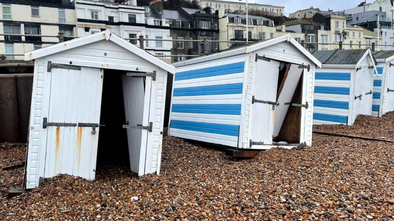 Heavy rain sparks flood alerts in Kent, Sussex and Surrey - BBC News