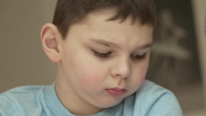 'Bionic' Lord Mackinlay to meet health secretary over limb loss - BBC News