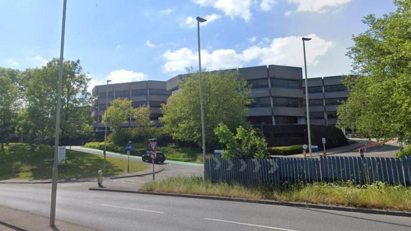 Reading: Large office building set for demolition - BBC News