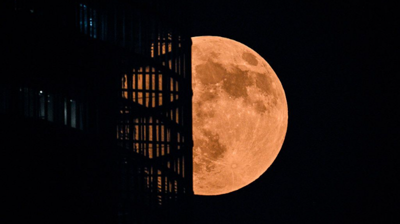 Photos of the 'Blood Moon' total lunar eclipse - BBC Weather
