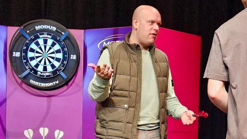 Epsom: Top darts stars visit college to help maths skills - BBC News