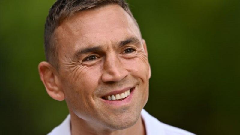 Kevin Sinfield kicks off epic 230-mile run in Liverpool for MND - BBC News