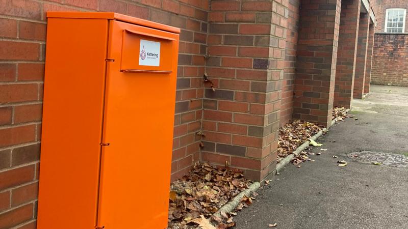 Kettering amnesty knife box installed in town centre - BBC News