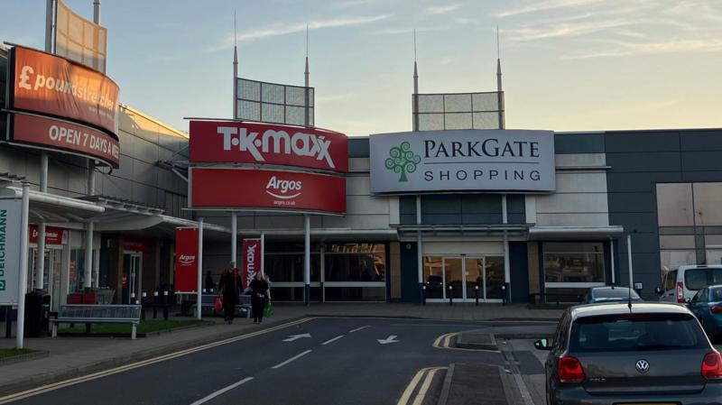Rotherham Parkgate 'controlled explosion' after WW2 bomb found - BBC News