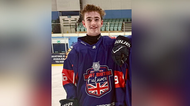 Teen ice hockey player reveals Surrey trip that sparked career - BBC News