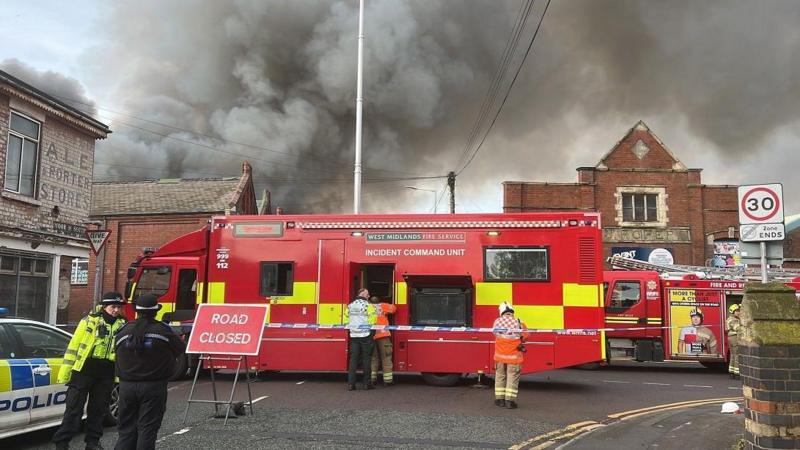 Up to 70 firefighters remain at Wolverhampton factory fire scene - BBC News