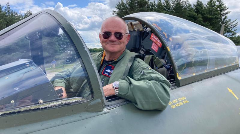 RAF pilot's final flight in North Yorkshire after 45 years - BBC News