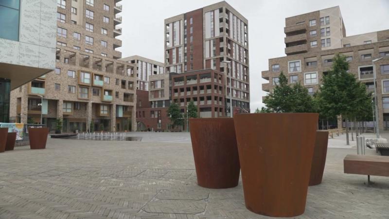 Thamesmead Waterfront: The London site with room for 15,000 homes - BBC ...