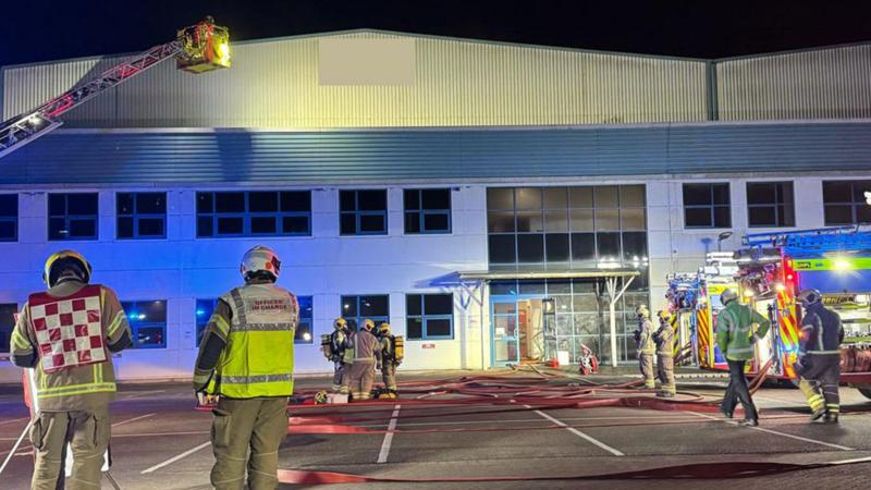 Fire crews tackle blaze at office block in Watford - BBC News