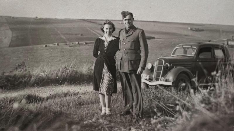 WW2: Horley woman writes memoirs of grandparents' enduring love - BBC News