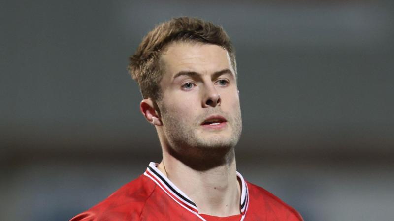Andrew Dallas: Southend sign striker on loan from Barnsley - BBC Sport