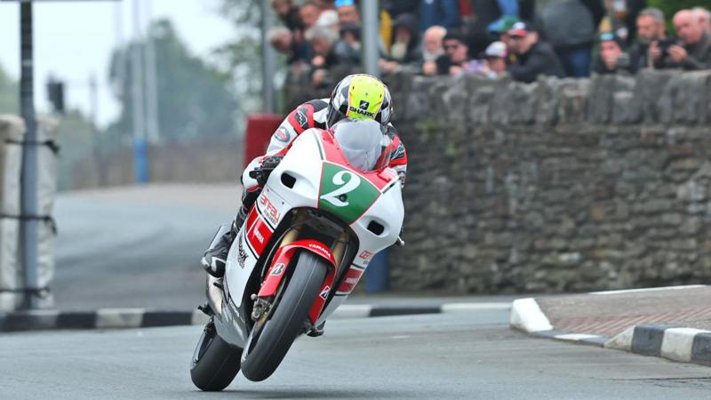 Manx Grand Prix: Ian Lougher grabs late Lightweight win - BBC Sport