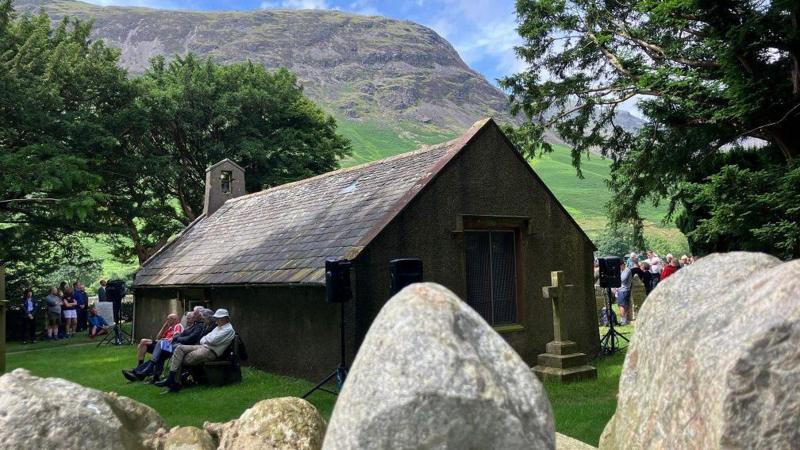Joss Naylor funeral: Fell runners 'lead Lakes legend home' - BBC News